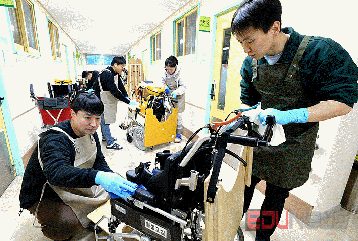 한국교총의 젊은 쌤들 특수학교서 휠체어 세척 봉사나서-[에듀뉴스]